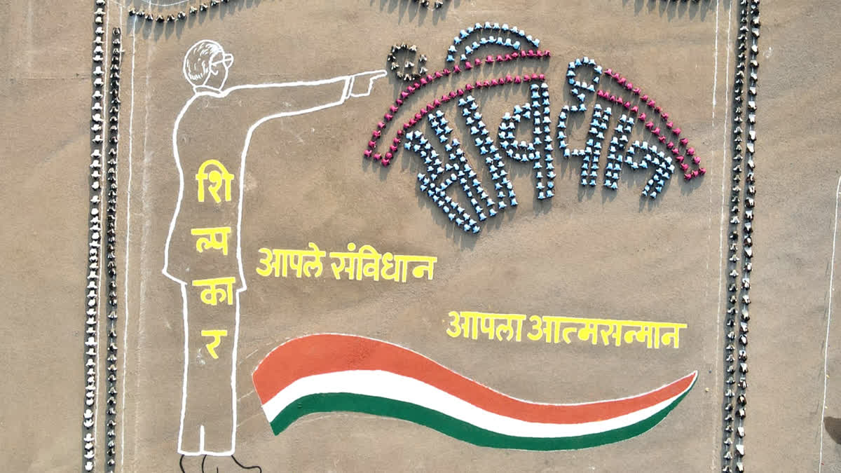 Over 1,300 School Students Form Human Chain Of Constitution In ...