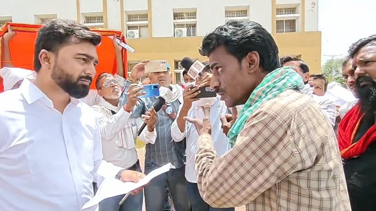 सागर में जनसुनवाई में पहुंचे युवक का हंगामा, फटाखे फोड़ खुद के ऊपर ...