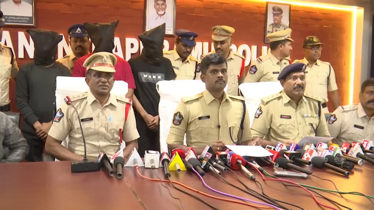 నాటు తుపాకులు విక్రయించే ముఠా అరెస్ట్ - 5 తుపాకులు, 7 మ్యాగజైన్లు స్వాధీనం