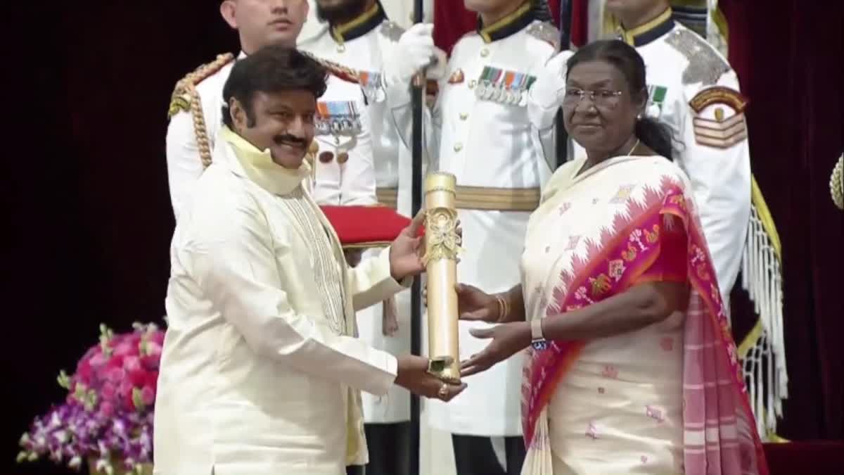 పద్మభూషణ్‌ అవార్డు అందుకున్న బాలకృష్ణ - చంద్రబాబు అభినందనలు
