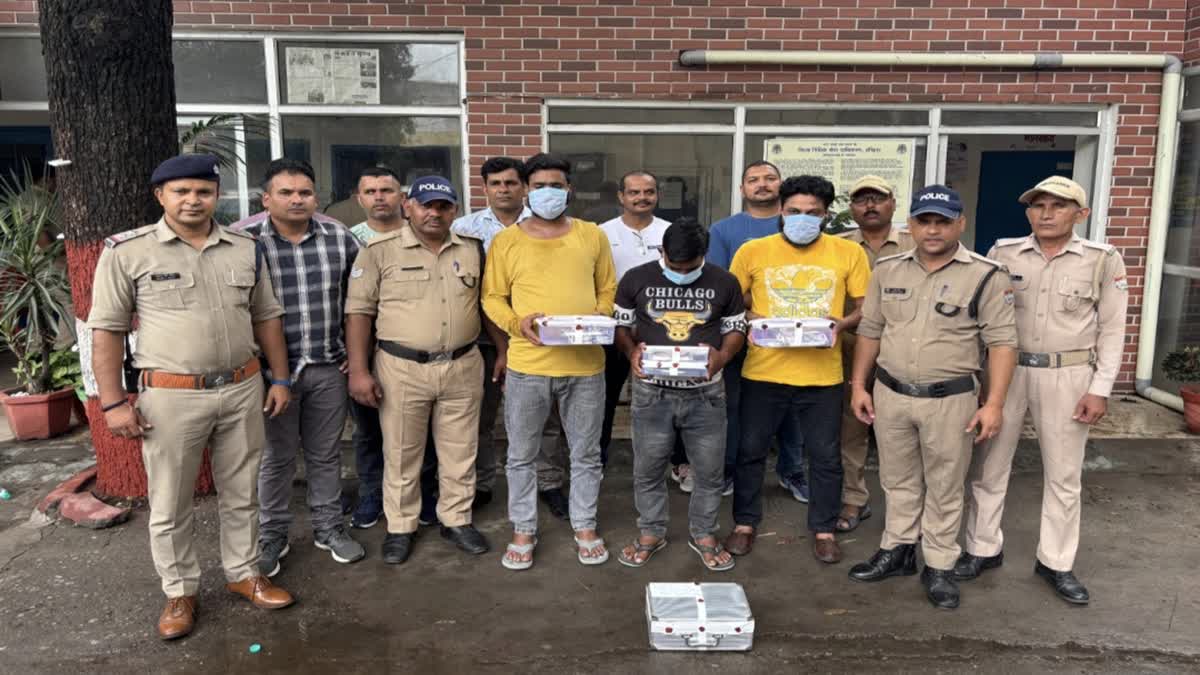 घर में हो रही थी नकली नोट की छपाई, पुलिस ने किया खुलासा, 6 लाख की जाली ...