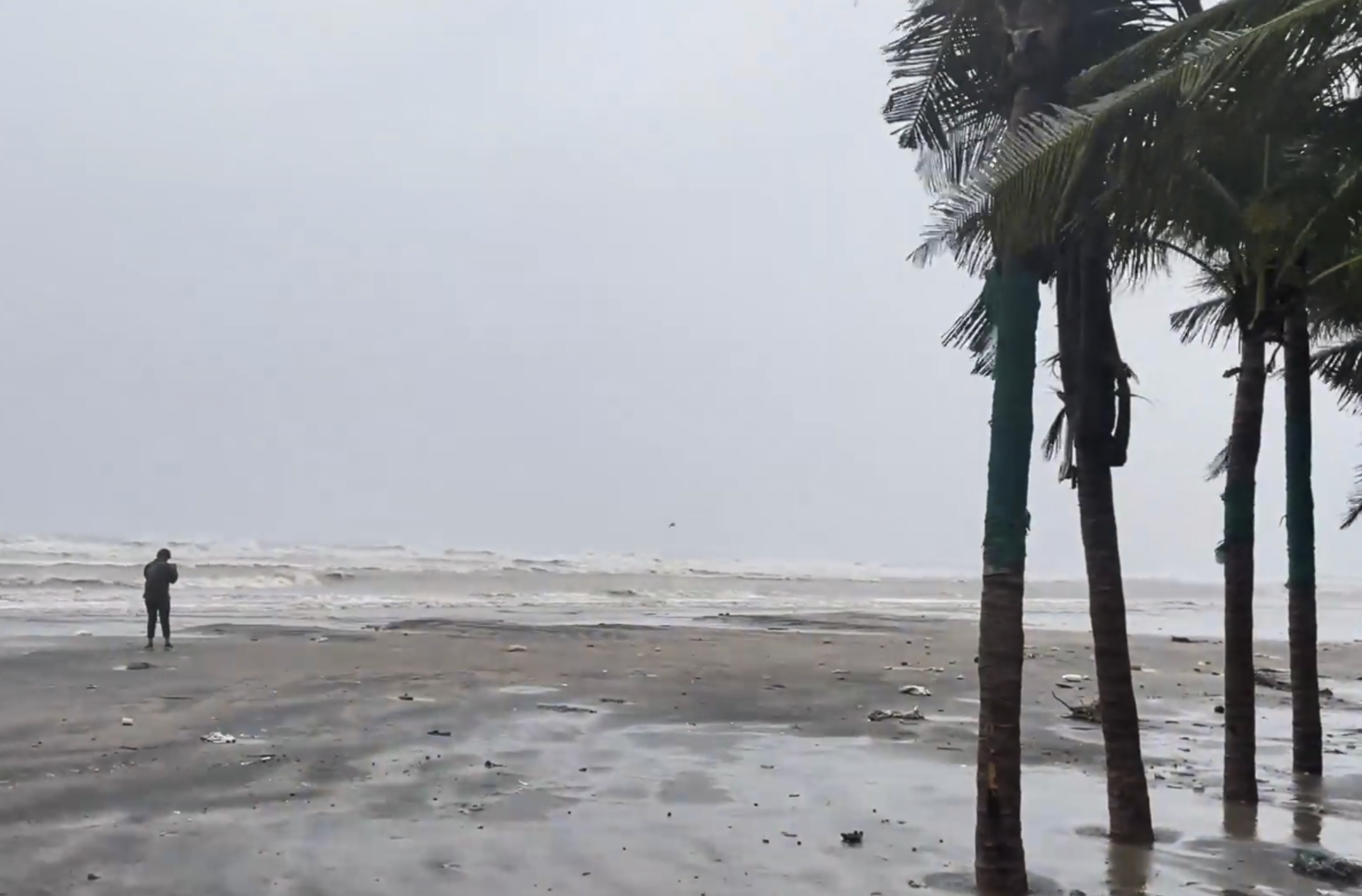 Cyclone Montha Live Updates | Landfall Begins, Claims First Casualty In ...