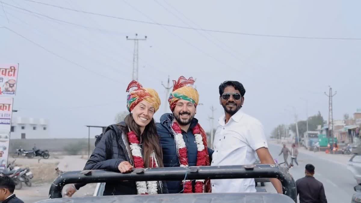स्पेन का कपल हुआ कोटा के 'टाइगर' का फैन, मिलने पहुंचे भारत, पगड़ी-माला ...