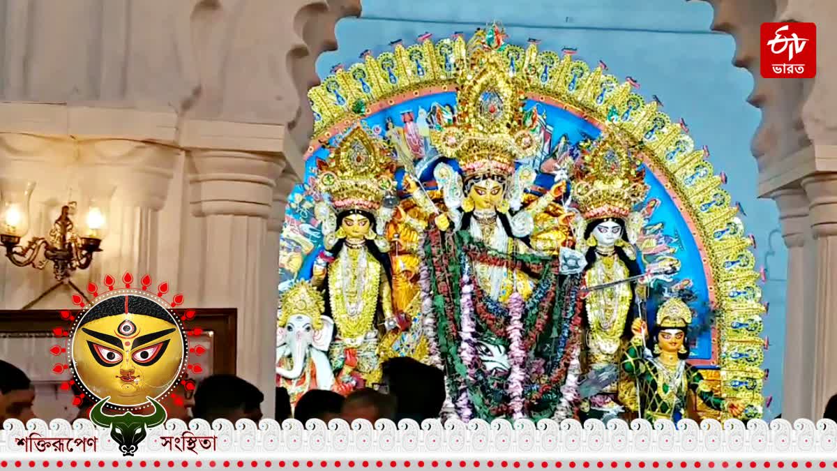 বৃষ্টি মাথায় শোভাবাজার রাজবাড়িতে সন্ধি পুজোয় ভিড় আবাল-বৃদ্ধ-বনিতার