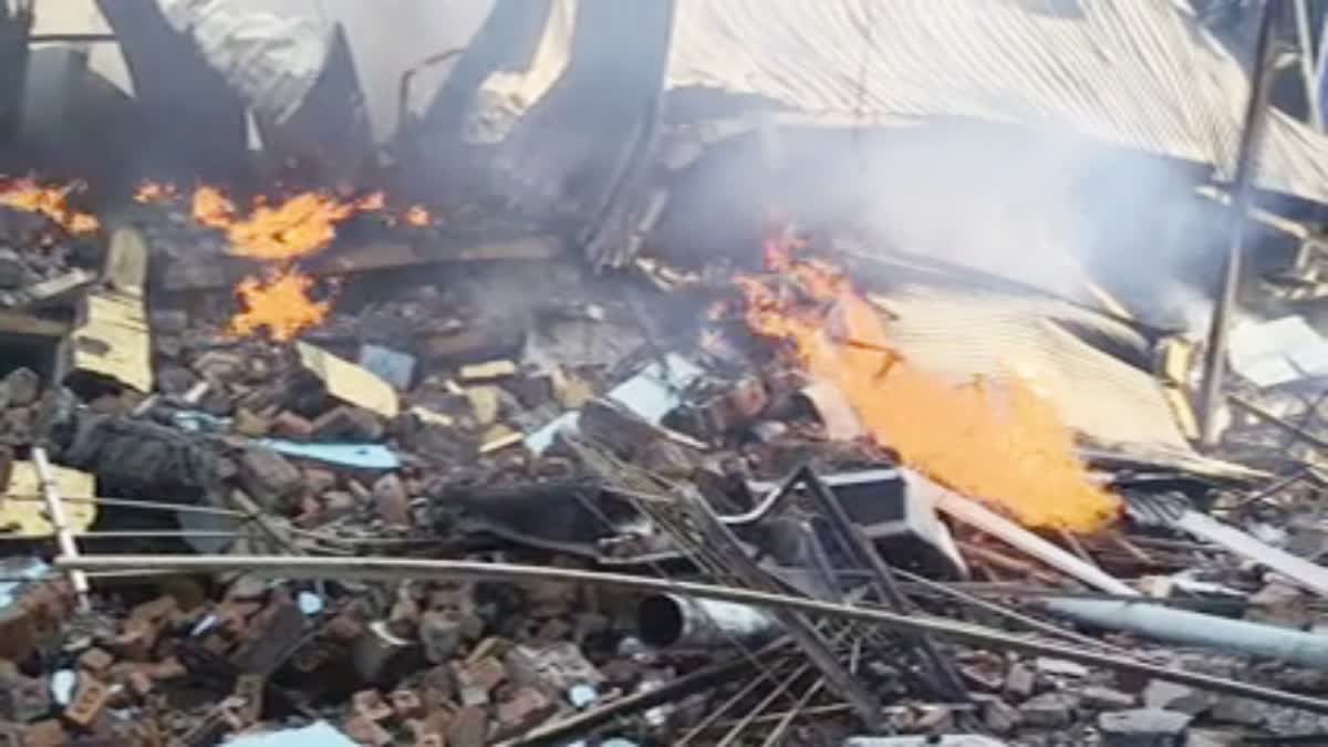 चॉकलेट फैक्ट्री में ब्लास्ट, आग से 3 मंजिला इमारत खाक, बाल-बाल बचे 40 मजदूर