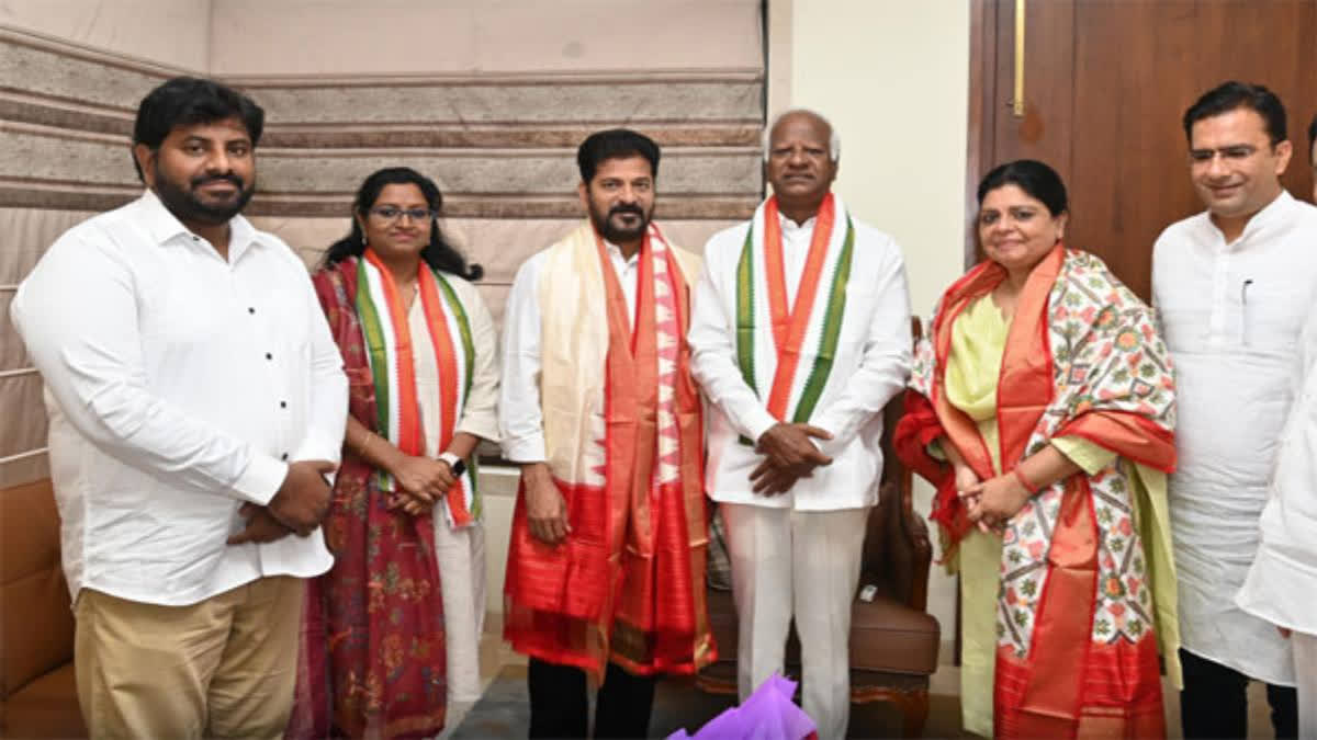 In a setback to BRS, MLA Kadiam Srihari, His Daughter Kavya Join Congress