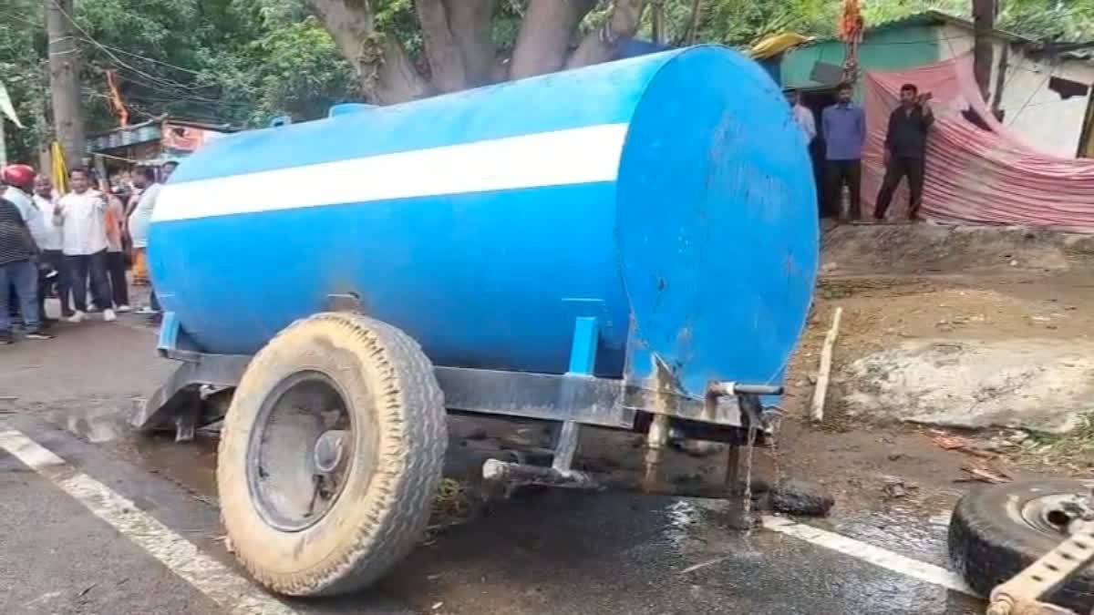 पानी से भरा टैंकर पलटा, मैकेनिक की मौके पर मौत, दूसरा गंभीर घायल