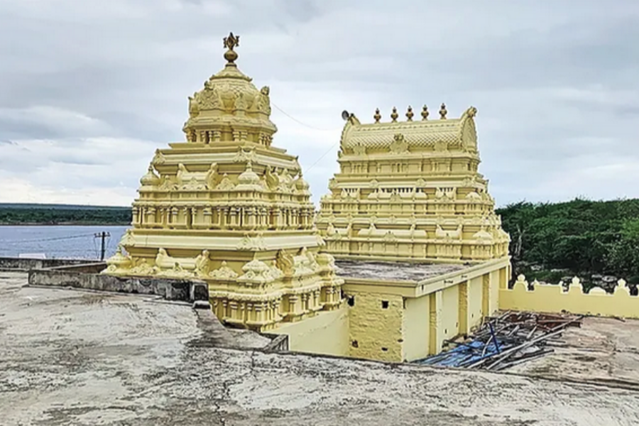 మట్టపల్లిలో శిలపైన వెలసిన నరసింహుడు! - తడి దుస్తులతో 32 ప్రదక్షణిలు ...