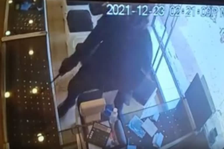 Youth robs gold chain from jewellery shop at knifepoint