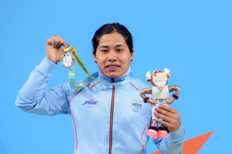CWG 2022: Indian weightlifter Bindyarani Devi wins silver medal in ...