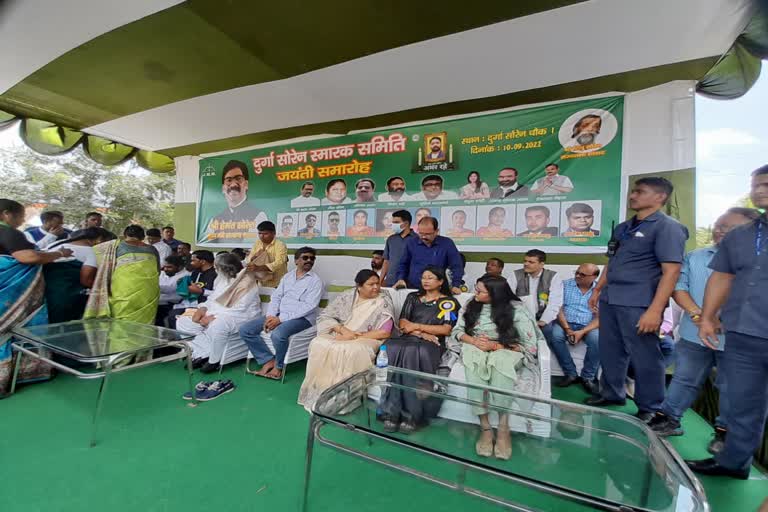 दुर्गा सोरेन की 54वीं जयंतीः पिता शिबू सोरेन संग सीएम हेमंत ने दी ...