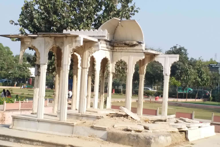Lucknow Monument لکھنو کی متعدد تاریخی عمارتیں منہدم، کئی تباہی سے دہانے پر