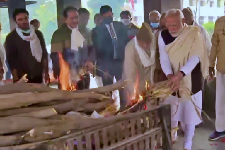 Narendra Modi cremates mother Hiraba; attends scheduled events on VC