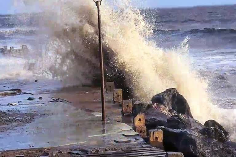 Cyclone Biparjoy: गुजरात की ओर बढ़ रहा 'बिपरजॉय', कच्छ में भूकंप के झटके