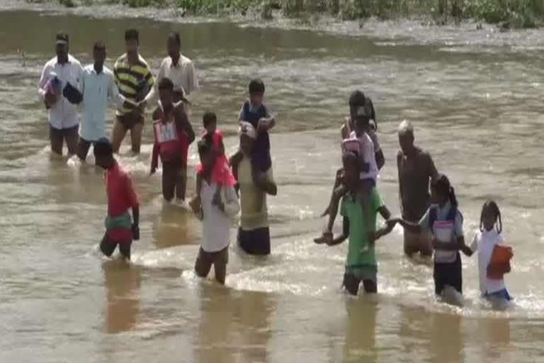 Chhattisgarh: Students wade through river to reach school, rainwater ...